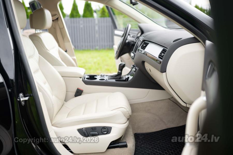 Black Volkswagen Touareg 2016 in Tallinn, with an engine capacity of 3.00 L and mileage of 270 thousand km for 15900 €, photo 21 on AUTOMOTO.COM.LV