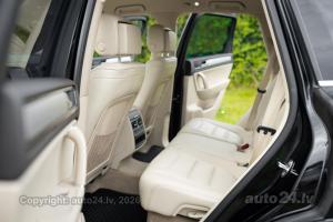 Black Volkswagen Touareg 2016 in Tallinn, with an engine capacity of 3.00 L and mileage of 270 thousand km for 15900 €, photo 23 on AUTOMOTO.COM.LV