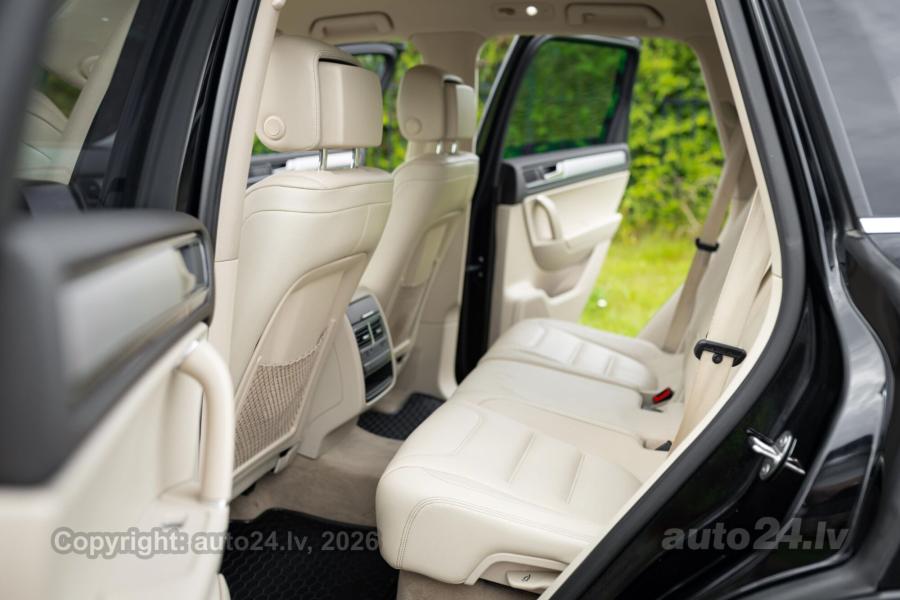 Black Volkswagen Touareg 2016 in Tallinn, with an engine capacity of 3.00 L and mileage of 270 thousand km for 15900 €, photo 23 on AUTOMOTO.COM.LV