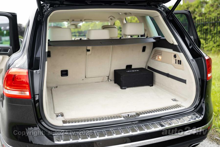 Black Volkswagen Touareg 2016 in Tallinn, with an engine capacity of 3.00 L and mileage of 270 thousand km for 15900 €, photo 25 on AUTOMOTO.COM.LV