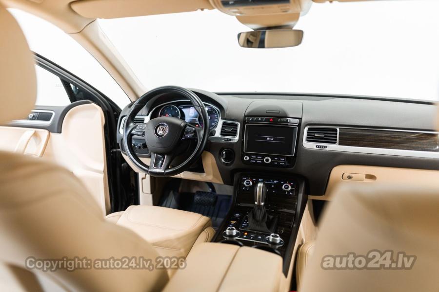 Black Volkswagen Touareg 2016 in Tallinn, with an engine capacity of 3.00 L and mileage of 187 thousand km for 15990 €, photo 15 on AUTOMOTO.COM.LV