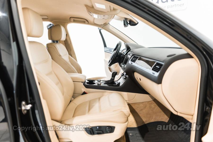 Black Volkswagen Touareg 2016 in Tallinn, with an engine capacity of 3.00 L and mileage of 187 thousand km for 15990 €, photo 16 on AUTOMOTO.COM.LV