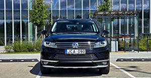 Black Volkswagen Touareg 2016 in Vilnius, with an engine capacity of 2.97 L and mileage of 107 thousand km for 15900 €, photo 5 on AUTOMOTO.COM.LV