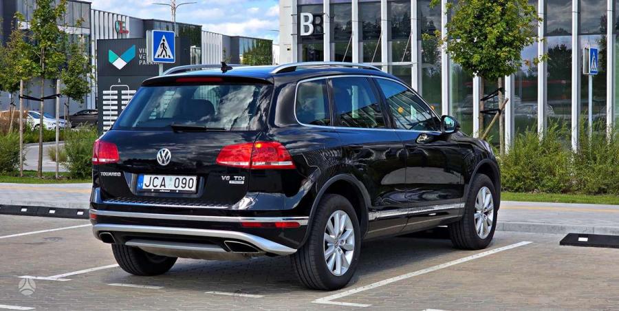 Black Volkswagen Touareg 2016 in Vilnius, with an engine capacity of 2.97 L and mileage of 107 thousand km for 15900 €, photo 7 on AUTOMOTO.COM.LV