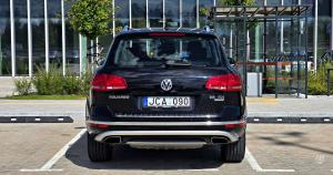 Black Volkswagen Touareg 2016 in Vilnius, with an engine capacity of 2.97 L and mileage of 107 thousand km for 15900 €, photo 8 on AUTOMOTO.COM.LV