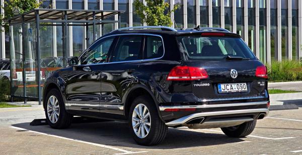 Black Volkswagen Touareg 2016 in Vilnius, with an engine capacity of 2.97 L and mileage of 107 thousand km for 15900 €, photo 9 on AUTOMOTO.COM.LV
