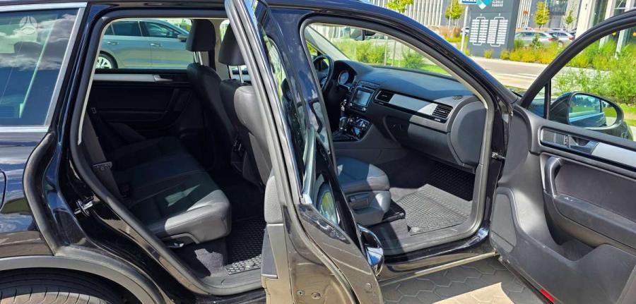 Black Volkswagen Touareg 2016 in Vilnius, with an engine capacity of 2.97 L and mileage of 107 thousand km for 15900 €, photo 13 on AUTOMOTO.COM.LV