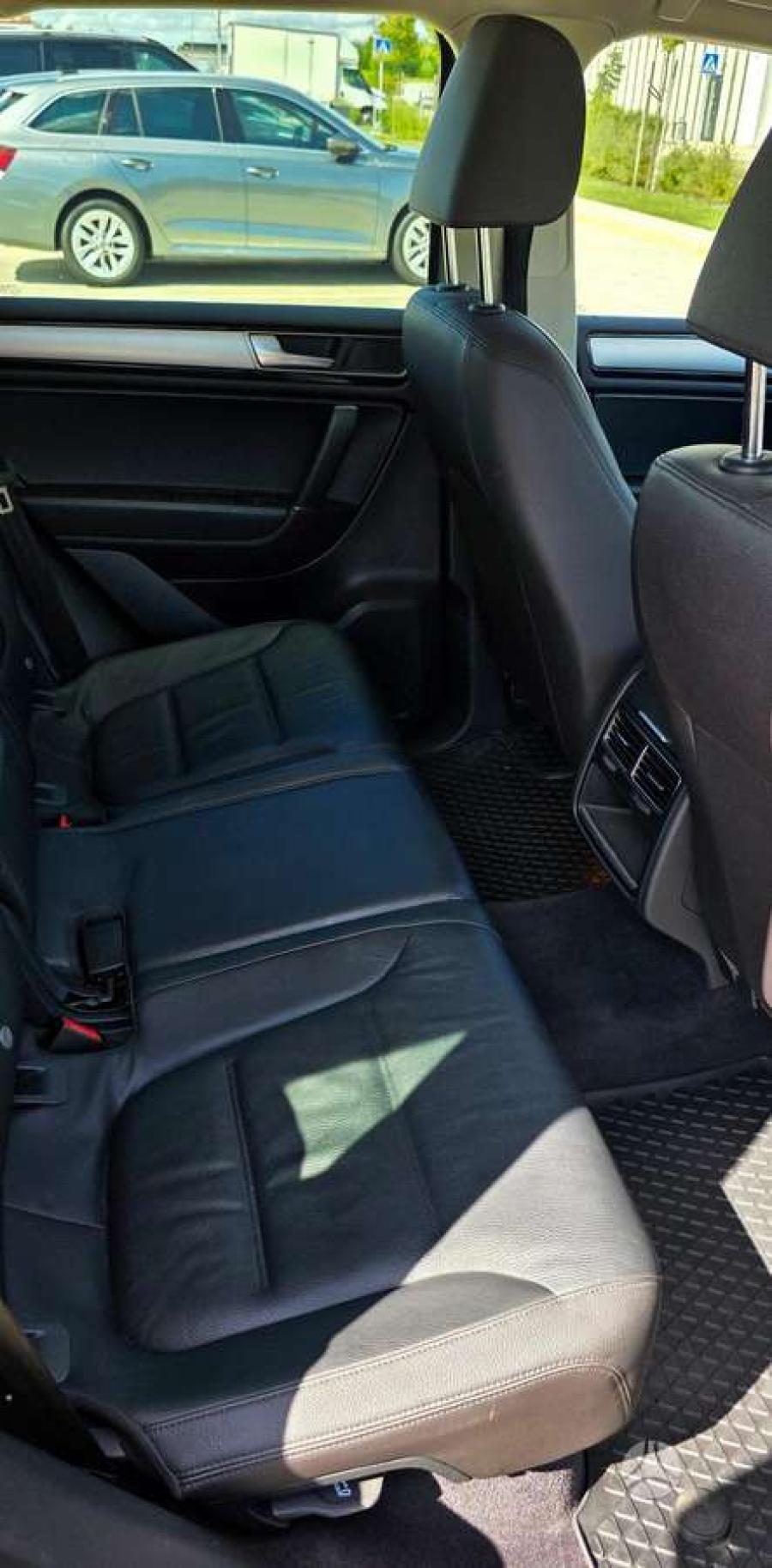 Black Volkswagen Touareg 2016 in Vilnius, with an engine capacity of 2.97 L and mileage of 107 thousand km for 15900 €, photo 16 on AUTOMOTO.COM.LV