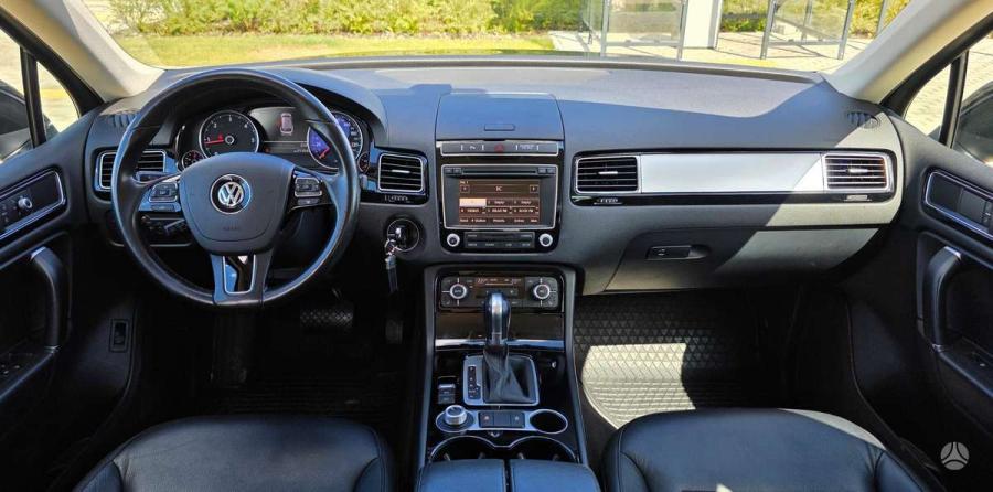 Black Volkswagen Touareg 2016 in Vilnius, with an engine capacity of 2.97 L and mileage of 107 thousand km for 15900 €, photo 18 on AUTOMOTO.COM.LV
