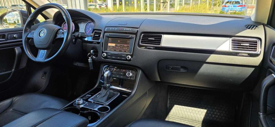 Black Volkswagen Touareg 2016 in Vilnius, with an engine capacity of 2.97 L and mileage of 107 thousand km for 15900 €, photo 19 on AUTOMOTO.COM.LV