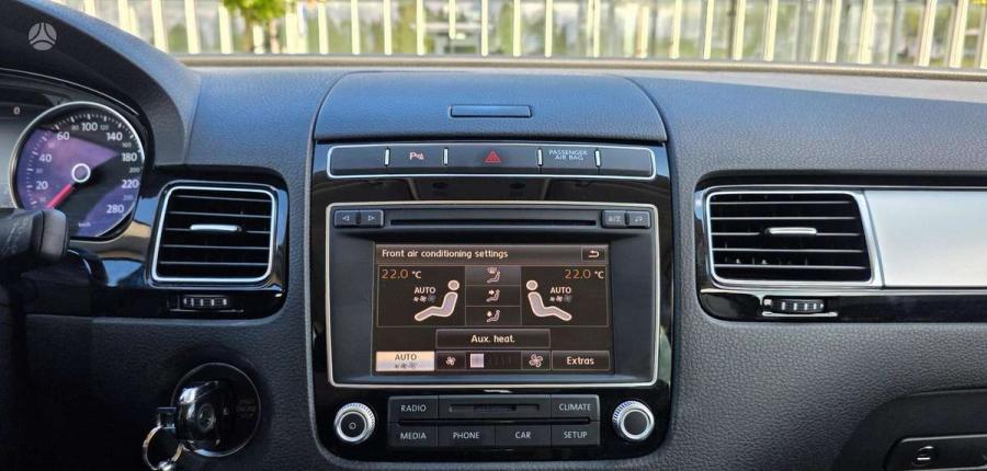 Black Volkswagen Touareg 2016 in Vilnius, with an engine capacity of 2.97 L and mileage of 107 thousand km for 15900 €, photo 26 on AUTOMOTO.COM.LV