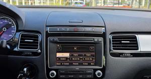 Black Volkswagen Touareg 2016 in Vilnius, with an engine capacity of 2.97 L and mileage of 107 thousand km for 15900 €, photo 28 on AUTOMOTO.COM.LV
