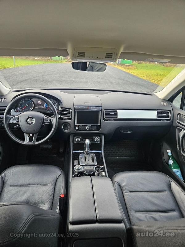 Black Volkswagen Touareg 2017 in Tallinn, with an engine capacity of 3.00 L and mileage of 265 thousand km for 14999 €, photo 11 on AUTOMOTO.COM.LV