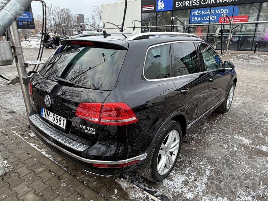 Black Volkswagen Touareg 2017 in Riga, with an engine capacity of 3.00 L and mileage of 180 thousand km for 23000 €, photo 2 on AUTOMOTO.COM.LV