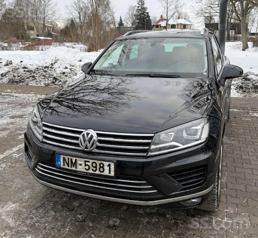Black Volkswagen Touareg 2017 in Riga, with an engine capacity of 3.00 L and mileage of 180 thousand km for 23000 €, photo 3 on AUTOMOTO.COM.LV