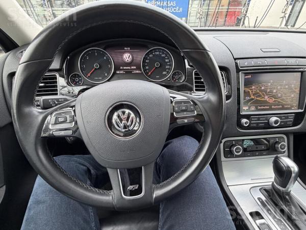Black Volkswagen Touareg 2017 in Riga, with an engine capacity of 3.00 L and mileage of 180 thousand km for 23000 €, photo 5 on AUTOMOTO.COM.LV