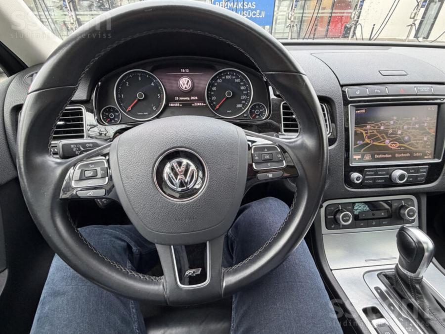 Black Volkswagen Touareg 2017 in Riga, with an engine capacity of 3.00 L and mileage of 180 thousand km for 23000 €, photo 5 on AUTOMOTO.COM.LV