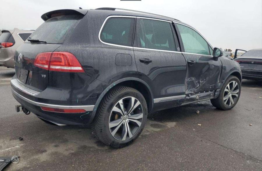 Black Volkswagen Touareg 2017 in Vilnius, with an engine capacity of 3.00 L and mileage of 121 thousand km for 14500 €, photo 3 on AUTOMOTO.COM.LV