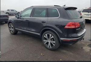 Black Volkswagen Touareg 2017 in Vilnius, with an engine capacity of 3.00 L and mileage of 121 thousand km for 14500 €, photo 4 on AUTOMOTO.COM.LV