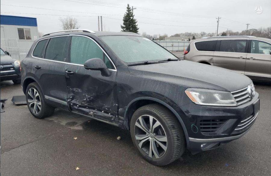 Melns Volkswagen Touareg 2017 Viļņa, ar dzinēja tilpumu 3.60 L un nobraukumu 121 tūkst. km par 14500 €, foto 2 vietnē AUTOMOTO.COM.LV