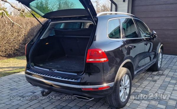 Black Volkswagen Touareg 2017 in Tallinn, with an engine capacity of 3.00 L and mileage of 195 thousand km for 16000 €, photo 4 on AUTOMOTO.COM.LV