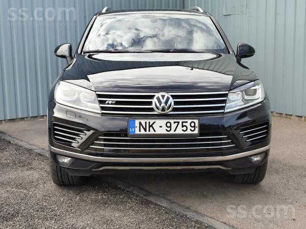 Black Volkswagen Touareg 2017 in Ogre, with an engine capacity of 3.00 L and mileage of 310 thousand km for 16700 €, photo 3 on AUTOMOTO.COM.LV