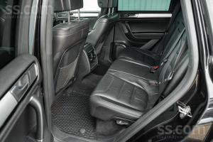 Melns Volkswagen Touareg 2017 Ogre, ar dzinēja tilpumu 3.00 L un nobraukumu 310 tūkst. km par 15800 €, foto 11 vietnē AUTOMOTO.COM.LV