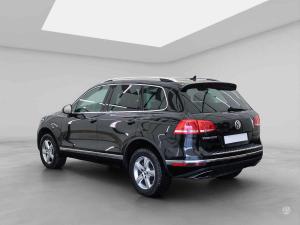 Black Volkswagen Touareg 2017 in Kaunas, with an engine capacity of 3.00 L and mileage of 311 thousand km for 18390 €, photo 3 on AUTOMOTO.COM.LV
