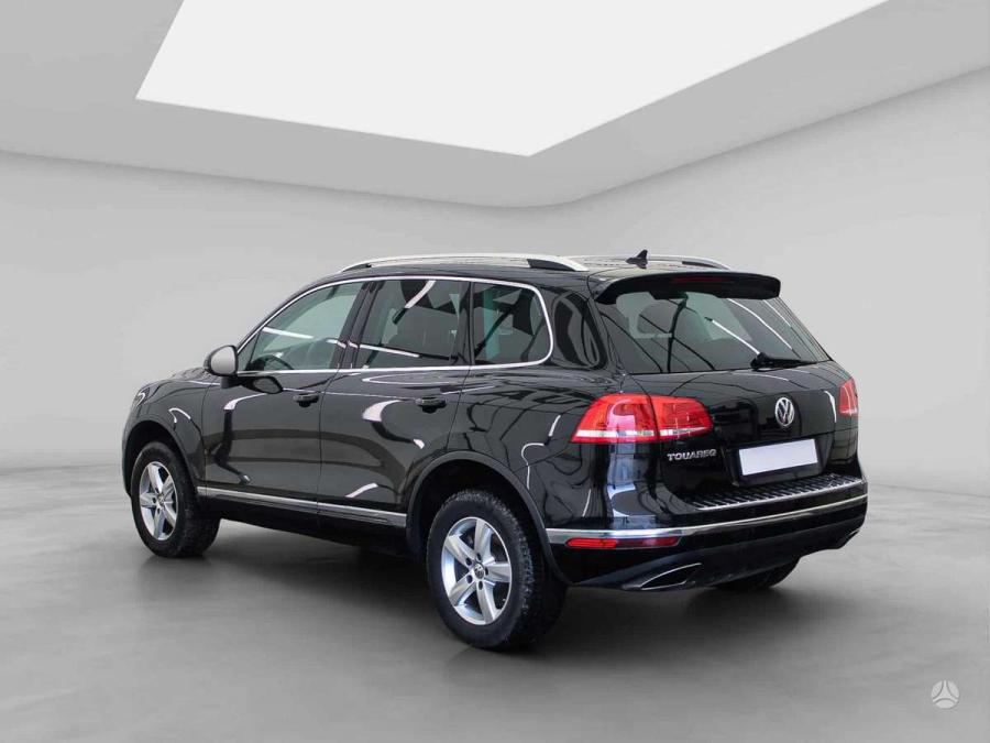 Black Volkswagen Touareg 2017 in Kaunas, with an engine capacity of 3.00 L and mileage of 311 thousand km for 18390 €, photo 3 on AUTOMOTO.COM.LV