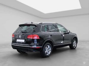 Black Volkswagen Touareg 2017 in Kaunas, with an engine capacity of 3.00 L and mileage of 311 thousand km for 18390 €, photo 4 on AUTOMOTO.COM.LV