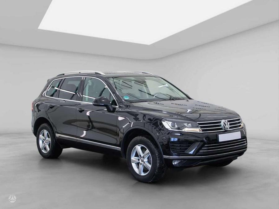 Black Volkswagen Touareg 2017 in Kaunas, with an engine capacity of 3.00 L and mileage of 311 thousand km for 18390 €, photo 5 on AUTOMOTO.COM.LV