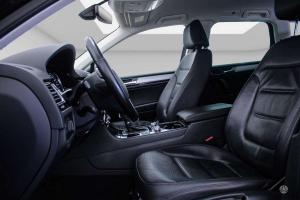 Black Volkswagen Touareg 2017 in Kaunas, with an engine capacity of 3.00 L and mileage of 311 thousand km for 18390 €, photo 6 on AUTOMOTO.COM.LV