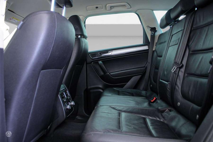 Black Volkswagen Touareg 2017 in Kaunas, with an engine capacity of 3.00 L and mileage of 311 thousand km for 18390 €, photo 7 on AUTOMOTO.COM.LV