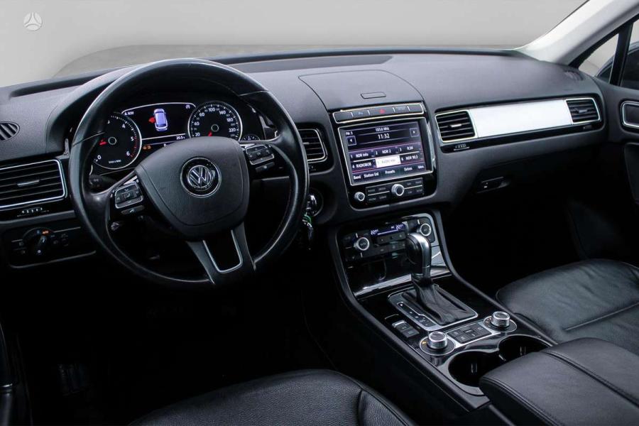 Black Volkswagen Touareg 2017 in Kaunas, with an engine capacity of 3.00 L and mileage of 311 thousand km for 18390 €, photo 8 on AUTOMOTO.COM.LV