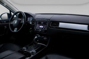 Black Volkswagen Touareg 2017 in Kaunas, with an engine capacity of 3.00 L and mileage of 311 thousand km for 18390 €, photo 10 on AUTOMOTO.COM.LV