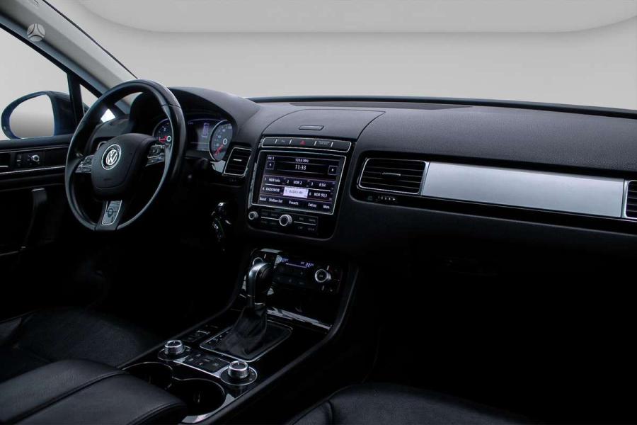 Black Volkswagen Touareg 2017 in Kaunas, with an engine capacity of 3.00 L and mileage of 311 thousand km for 18390 €, photo 10 on AUTOMOTO.COM.LV