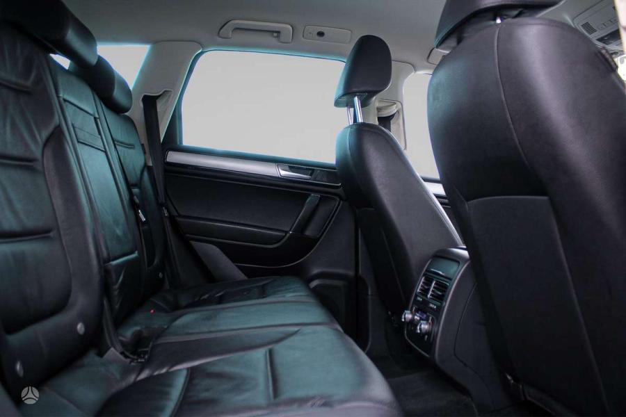 Black Volkswagen Touareg 2017 in Kaunas, with an engine capacity of 3.00 L and mileage of 311 thousand km for 18390 €, photo 11 on AUTOMOTO.COM.LV