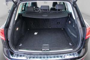 Black Volkswagen Touareg 2017 in Kaunas, with an engine capacity of 3.00 L and mileage of 311 thousand km for 18390 €, photo 12 on AUTOMOTO.COM.LV