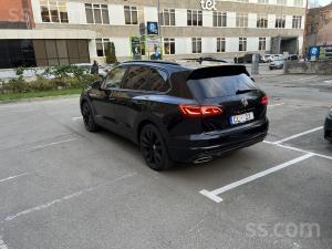 Black Volkswagen Touareg 2018 in Riga, with an engine capacity of 3.00 L and mileage of 146 thousand km for 40000 €, photo 3 on AUTOMOTO.COM.LV