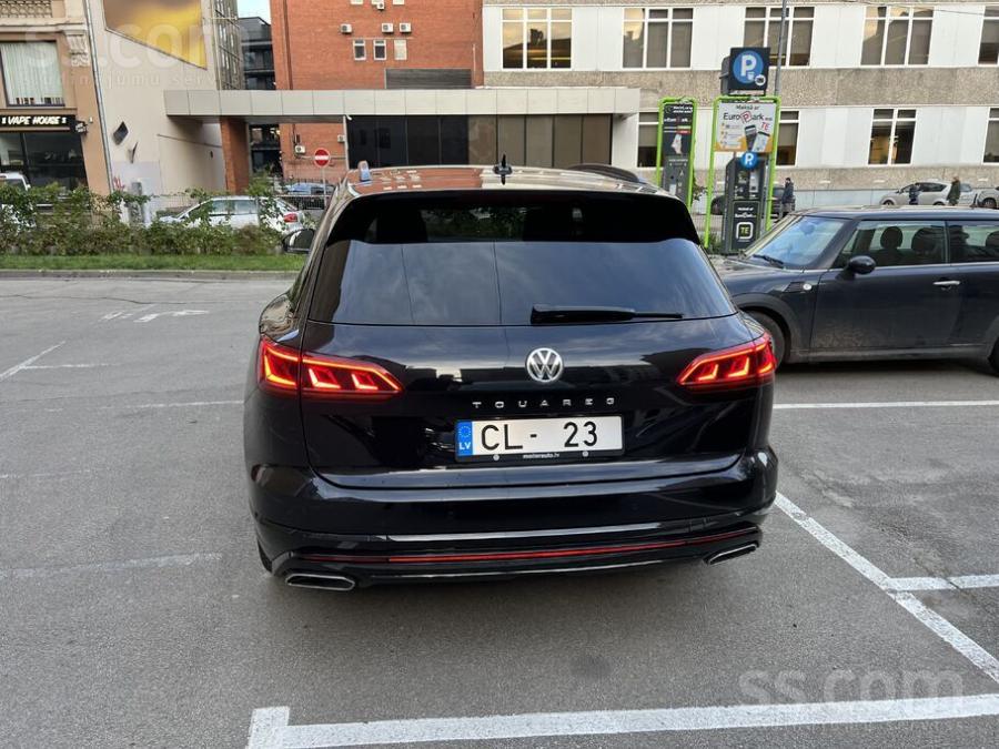 Black Volkswagen Touareg 2018 in Riga, with an engine capacity of 3.00 L and mileage of 146 thousand km for 40000 €, photo 4 on AUTOMOTO.COM.LV