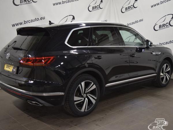 Black Volkswagen Touareg 2018 in Riga, with an engine capacity of 3.00 L and mileage of 178 thousand km for 32900 €, photo 2 on AUTOMOTO.COM.LV