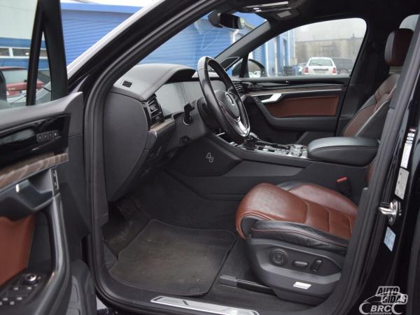 Black Volkswagen Touareg 2018 in Riga, with an engine capacity of 3.00 L and mileage of 178 thousand km for 32900 €, photo 3 on AUTOMOTO.COM.LV
