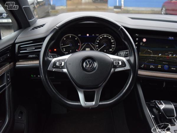 Black Volkswagen Touareg 2018 in Riga, with an engine capacity of 3.00 L and mileage of 178 thousand km for 32900 €, photo 10 on AUTOMOTO.COM.LV