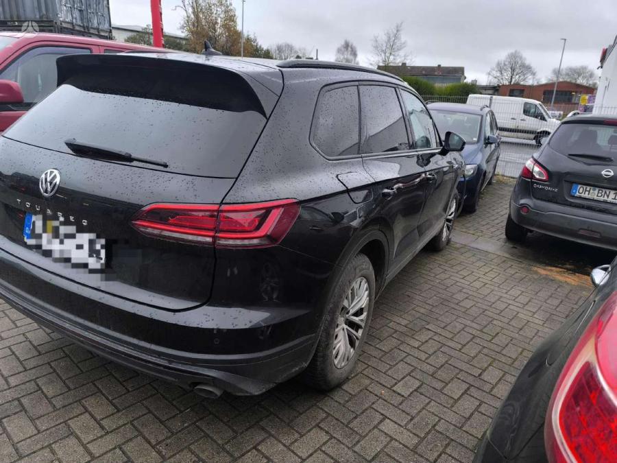 Melns Volkswagen Touareg 2018 Šauļi, ar dzinēja tilpumu 2.97 L un nobraukumu 162 tūkst. km par 19500 €, foto 1 vietnē AUTOMOTO.COM.LV