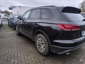 Melns Volkswagen Touareg 2018 Šauļi, ar dzinēja tilpumu 2.97 L un nobraukumu 162 tūkst. km par 19500 €, foto 2 vietnē AUTOMOTO.COM.LV