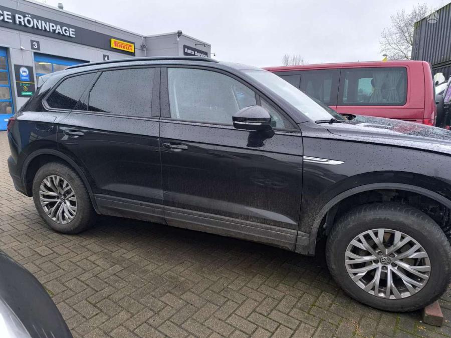 Melns Volkswagen Touareg 2018 Šauļi, ar dzinēja tilpumu 2.97 L un nobraukumu 162 tūkst. km par 19500 €, foto 5 vietnē AUTOMOTO.COM.LV