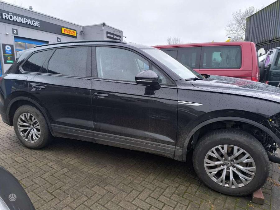 Melns Volkswagen Touareg 2018 Šauļi, ar dzinēja tilpumu 2.97 L un nobraukumu 162 tūkst. km par 19500 €, foto 6 vietnē AUTOMOTO.COM.LV