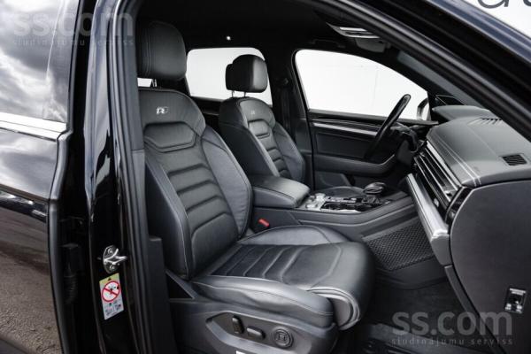 Black Volkswagen Touareg 2018 in Riga, with an engine capacity of 3.00 L and mileage of 133 thousand km for 34700 €, photo 6 on AUTOMOTO.COM.LV