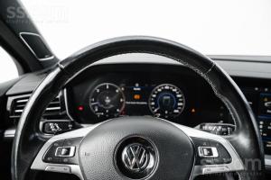 Melns Volkswagen Touareg 2018 Rīga, ar dzinēja tilpumu 3.00 L un nobraukumu 133 tūkst. km par 34700 €, foto 22 vietnē AUTOMOTO.COM.LV