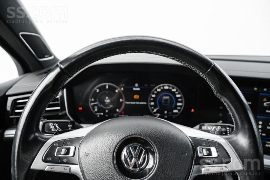 Melns Volkswagen Touareg 2018 Rīga, ar dzinēja tilpumu 3.00 L un nobraukumu 133 tūkst. km par 34700 €, foto 22 vietnē AUTOMOTO.COM.LV